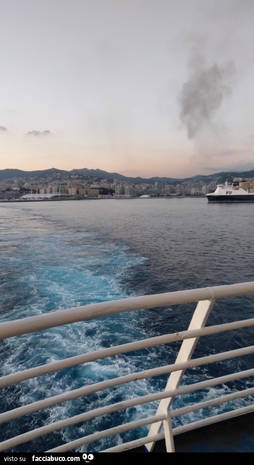 Mio Figlio ( il Grande , Brian 23 Anni ) che lascia il Porto di Genova ...