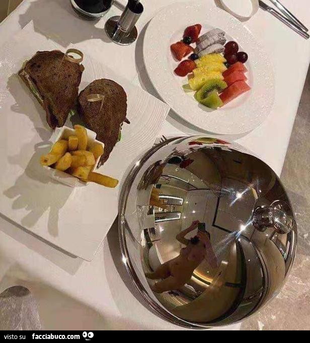 "caro sono a cena con delle amiche". Io "mandami una foto ...