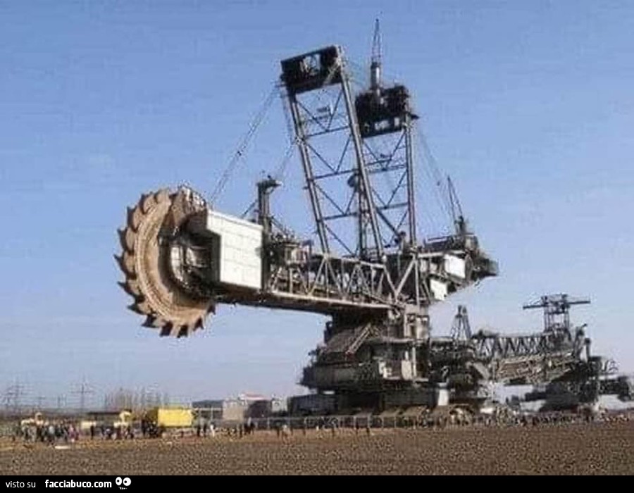 SPAGNA La macchina in foto dovrà spostare 500 tonnellate di terreno ...